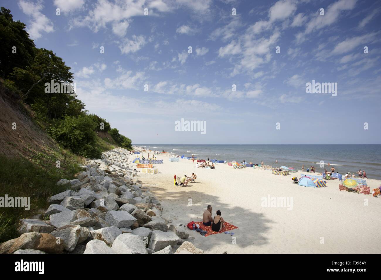 Entspannende Touristen am Strand von Rewal in Polen Stockfotografie - Alamy