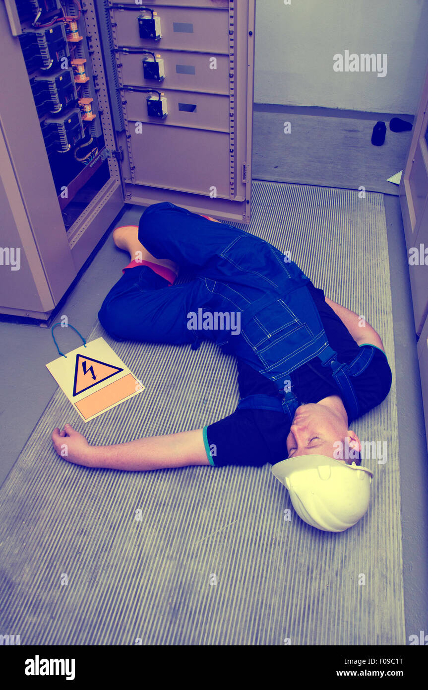 Elektriker einen Stromschlag - Verwundete auf dem Boden liegend ...