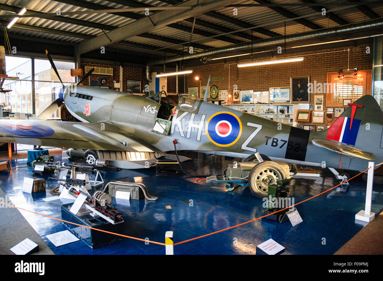 Innenraum der Spitfire und Hurricane Memorial Museum in Manston, Kent. Ein Supermarine Spitfire ...