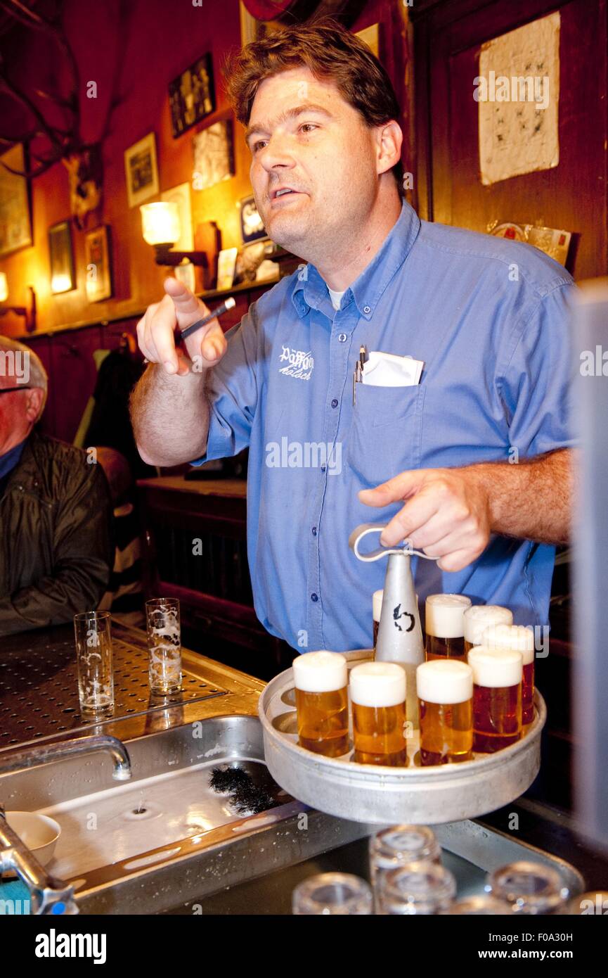 Mann am Schalter des Restaurant Lommerzheim, Deutz, Köln ...