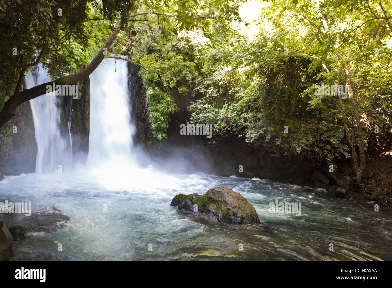 Blick auf Banias Wasserfall und Fluss Jordan im Golan, Israel ...