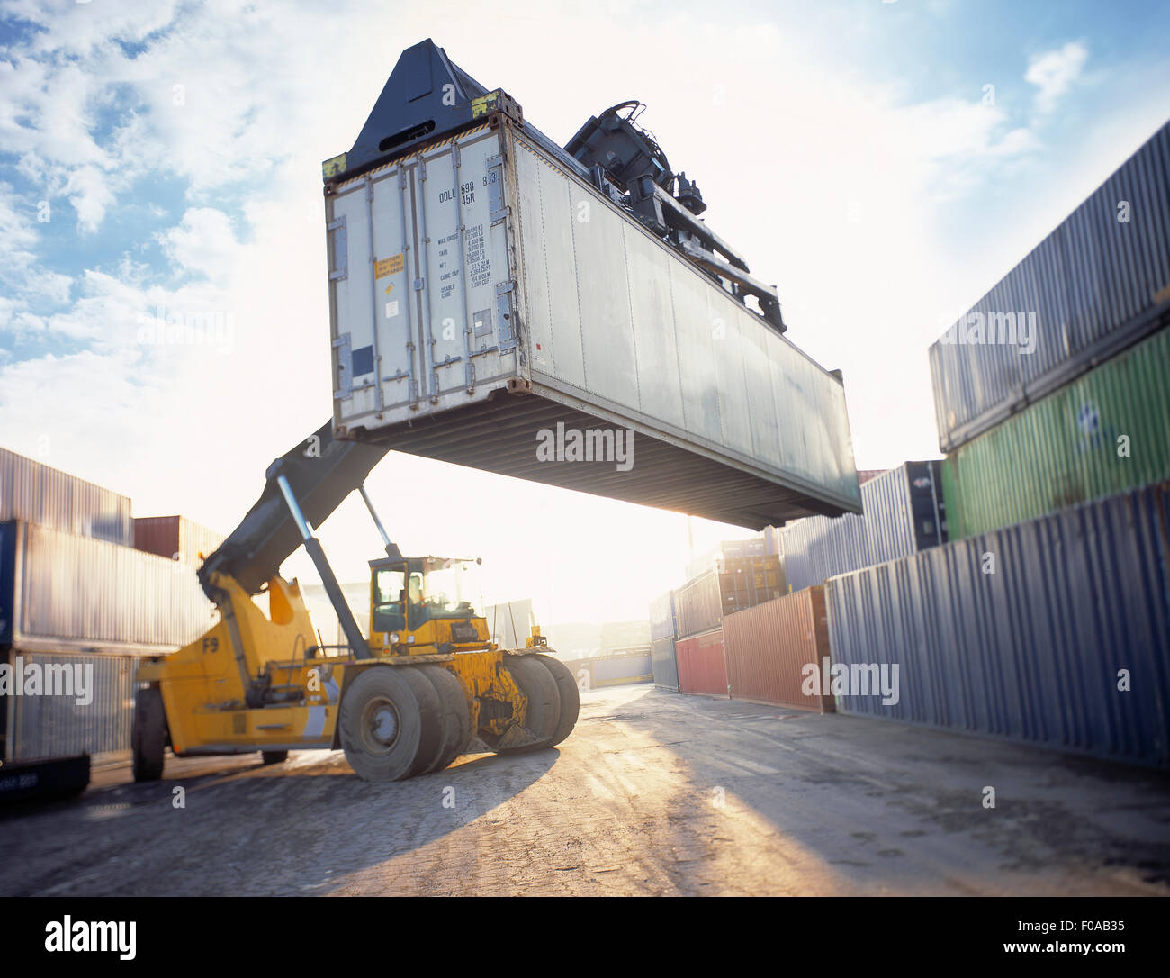 Container stapler -Fotos und -Bildmaterial in hoher Auflösung - Seite 2 ...