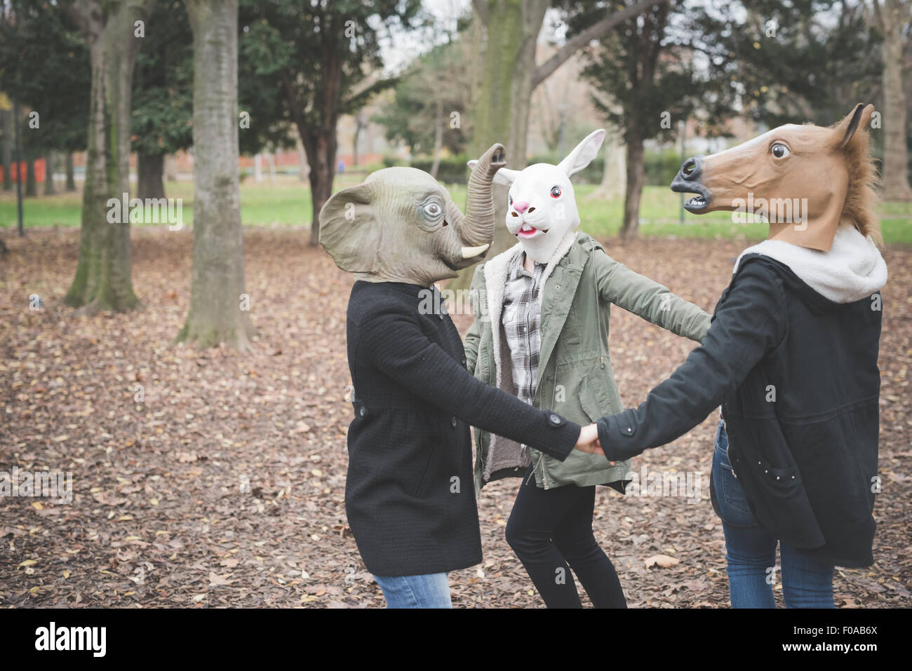 Drei Schwestern tragen Masken tanzen im park Stockfotografie - Alamy