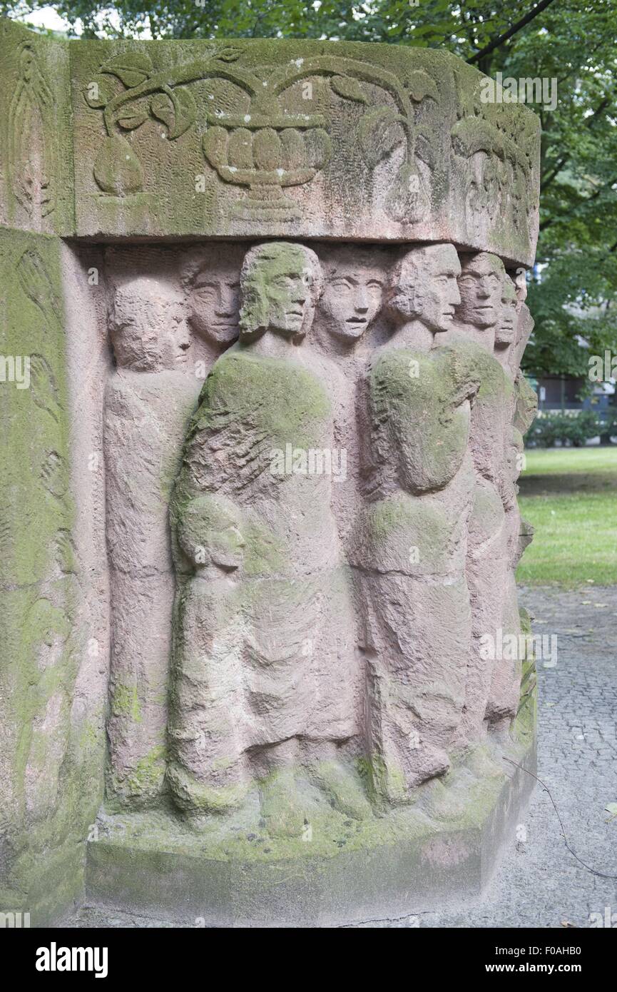 Denkmal-Block der Frau mit Moos von Ingeborg Hunzinger in Berlin ...