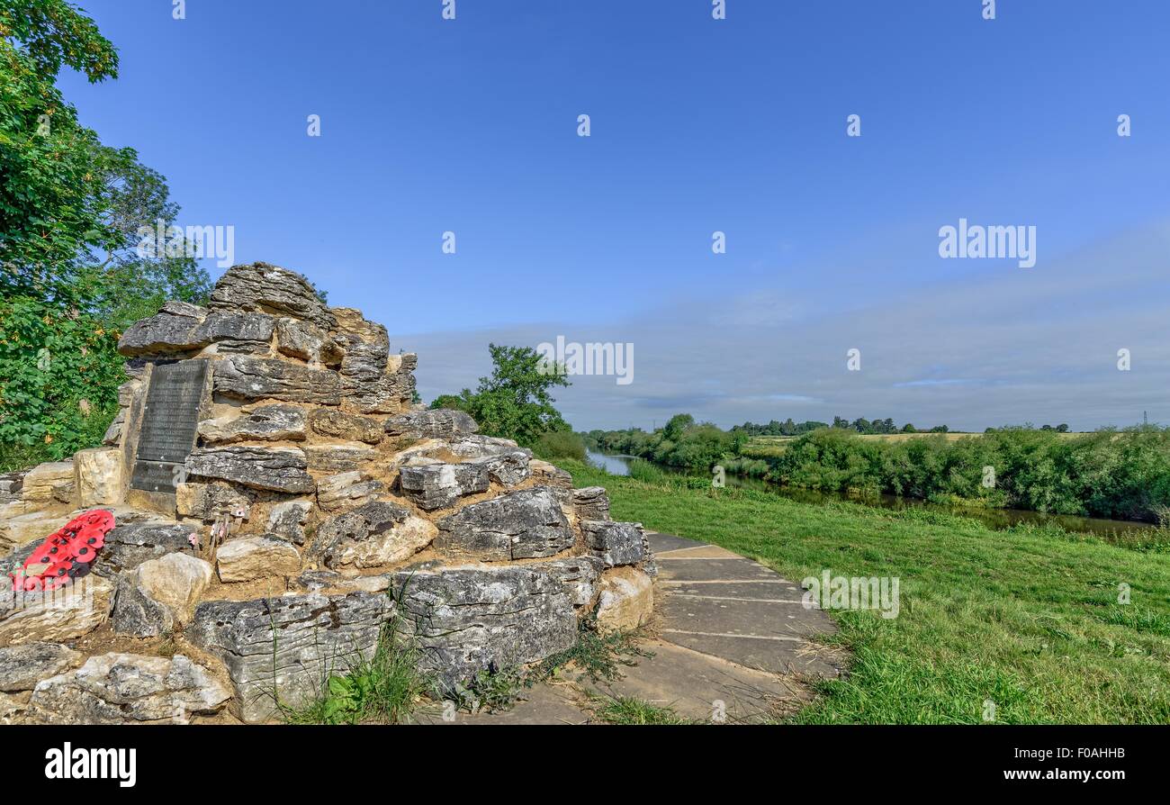 Kriegsdenkmal in Stein gesetzt neben einem Fluss mit einem Mohn Kranz ...