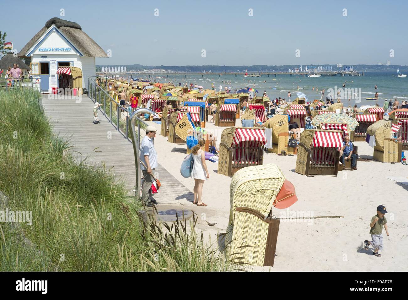 Mit Kapuze Strandkörbe und Menschen am Strand in Scharbeutz, Schleswig ...