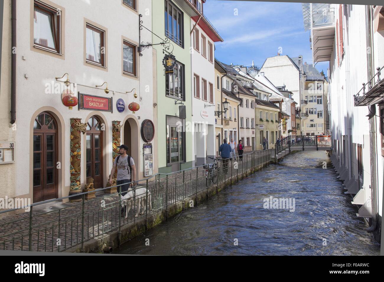 Blick auf Fischerau in St. Martin in Freiburg, Deutschland ...
