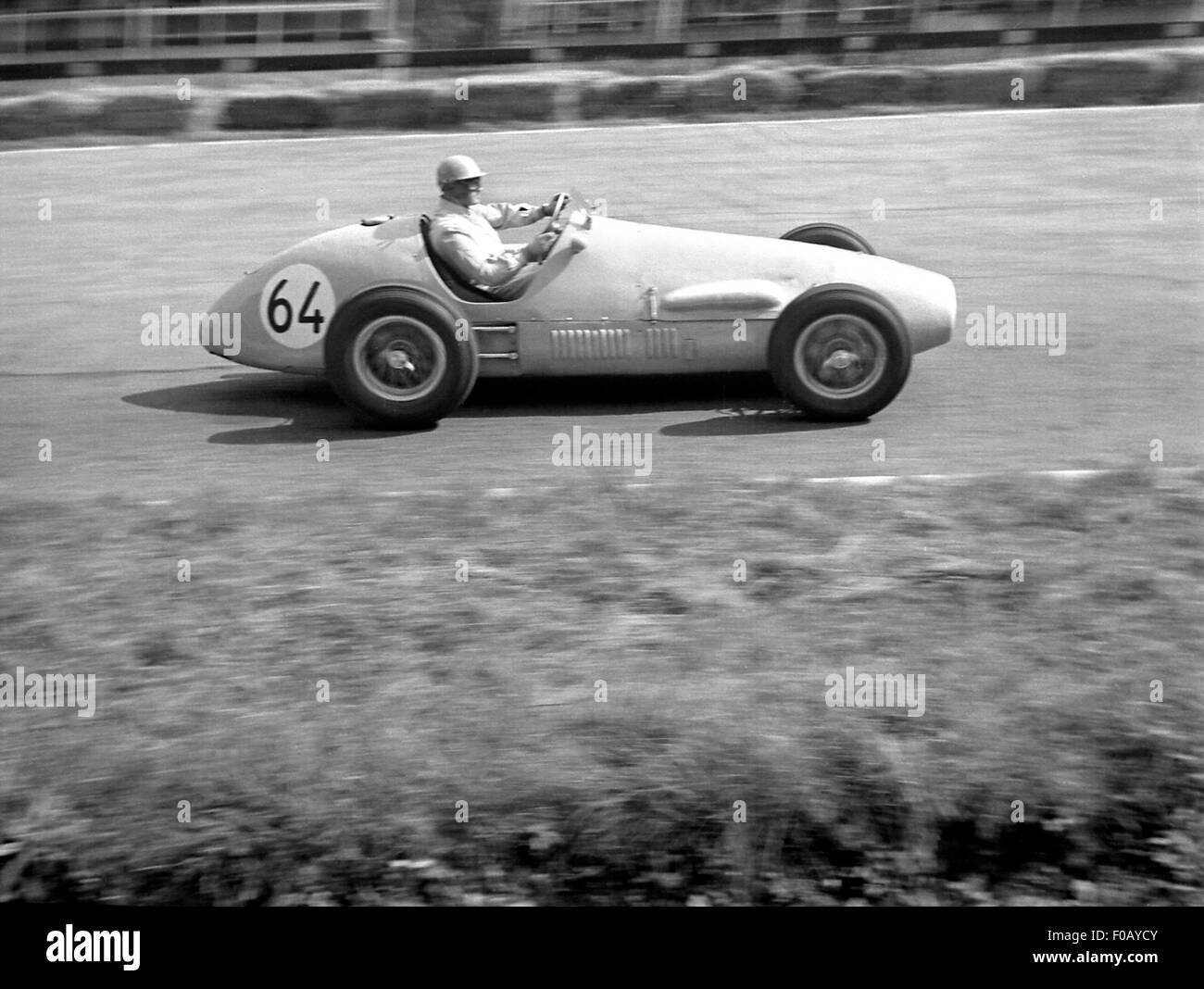 Rennwagen auf der rennstrecke -Fotos und -Bildmaterial in hoher ...