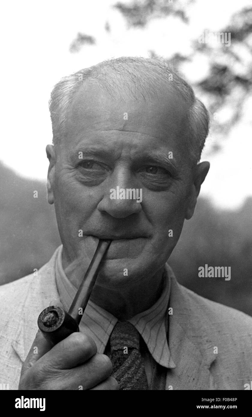 Pfeife rauchen -Fotos und -Bildmaterial in hoher Auflösung – Alamy