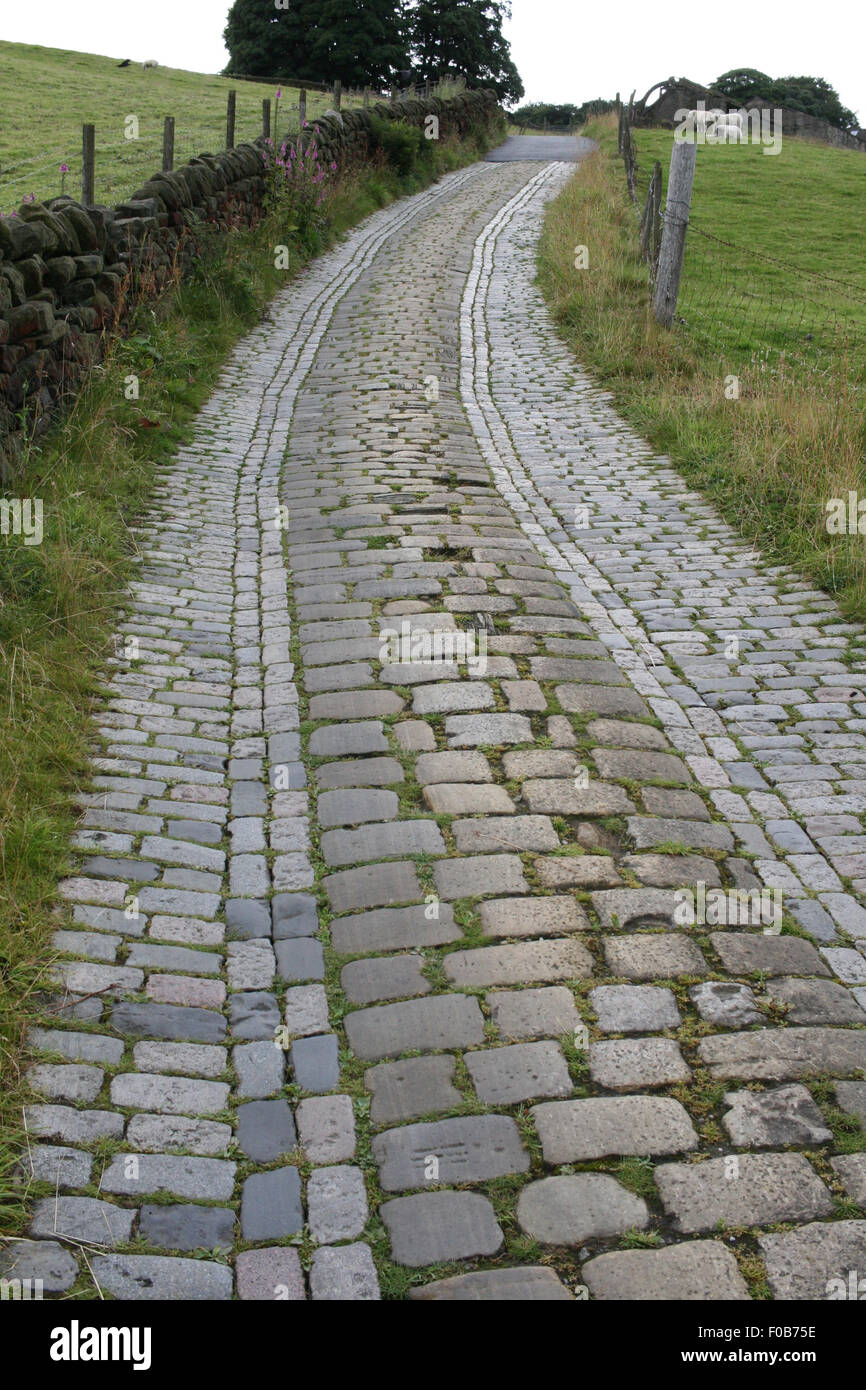 Steilen gepflasterten Straße in Landschaft von Yorkshire ...