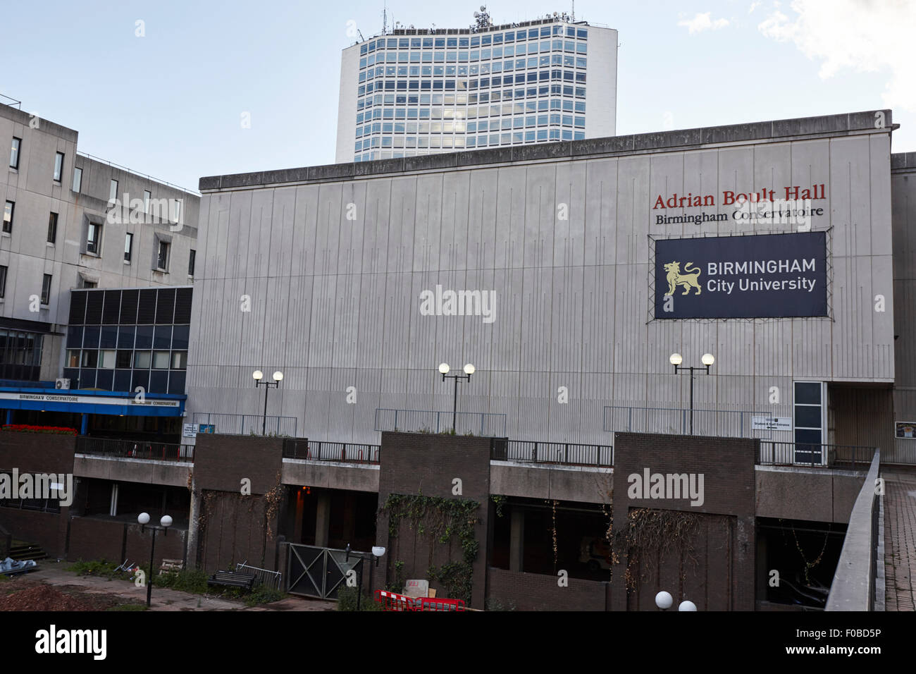 Adrian hall -Fotos und -Bildmaterial in hoher Auflösung – Alamy