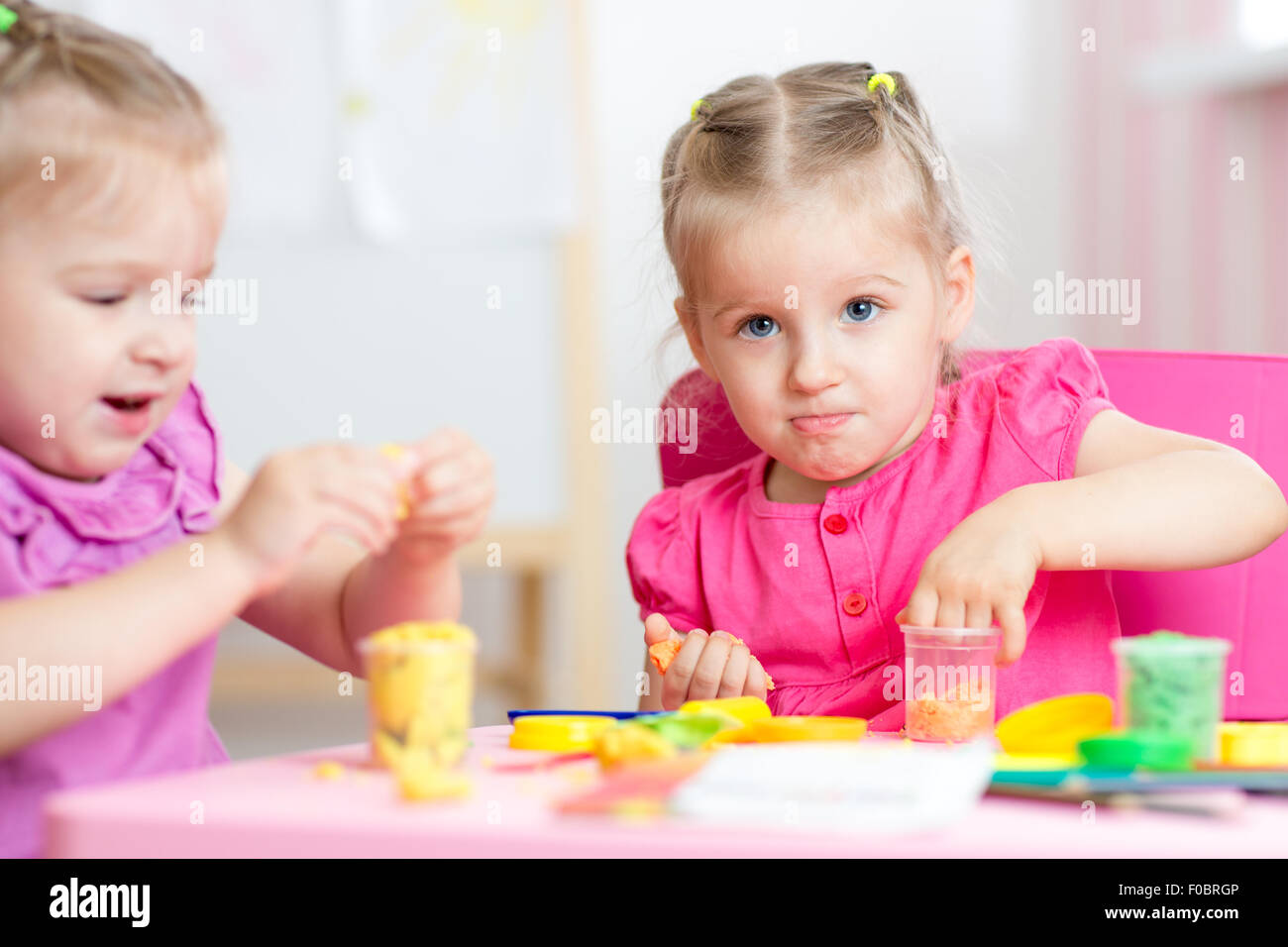 Zwei kinder malen kunst -Fotos und -Bildmaterial in hoher Auflösung – Alamy