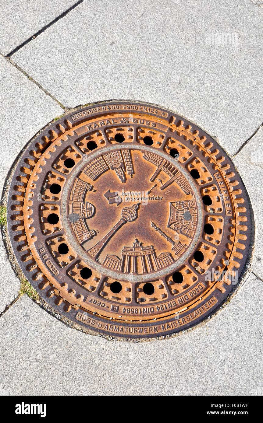 Kanaldeckel in einer Berliner Straße Stockfotografie - Alamy