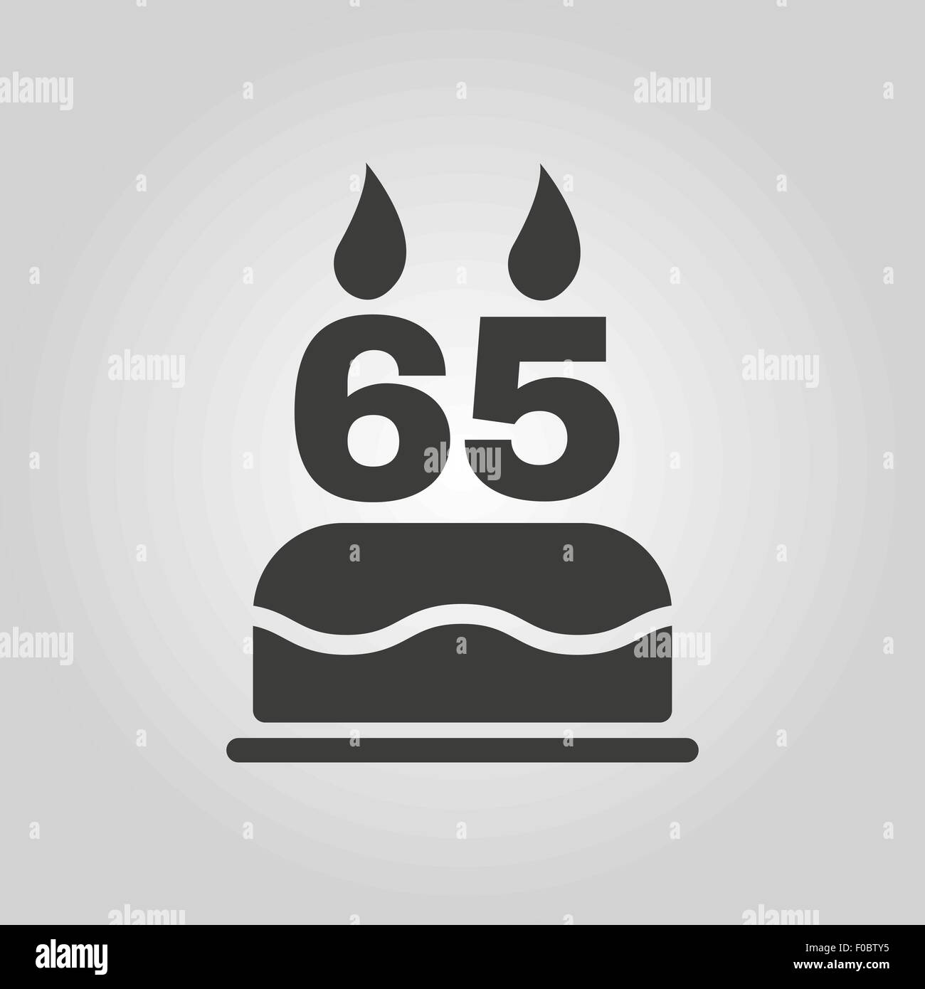 Die Geburtstagstorte mit Kerzen in Form von Nummer 65-Symbol ...