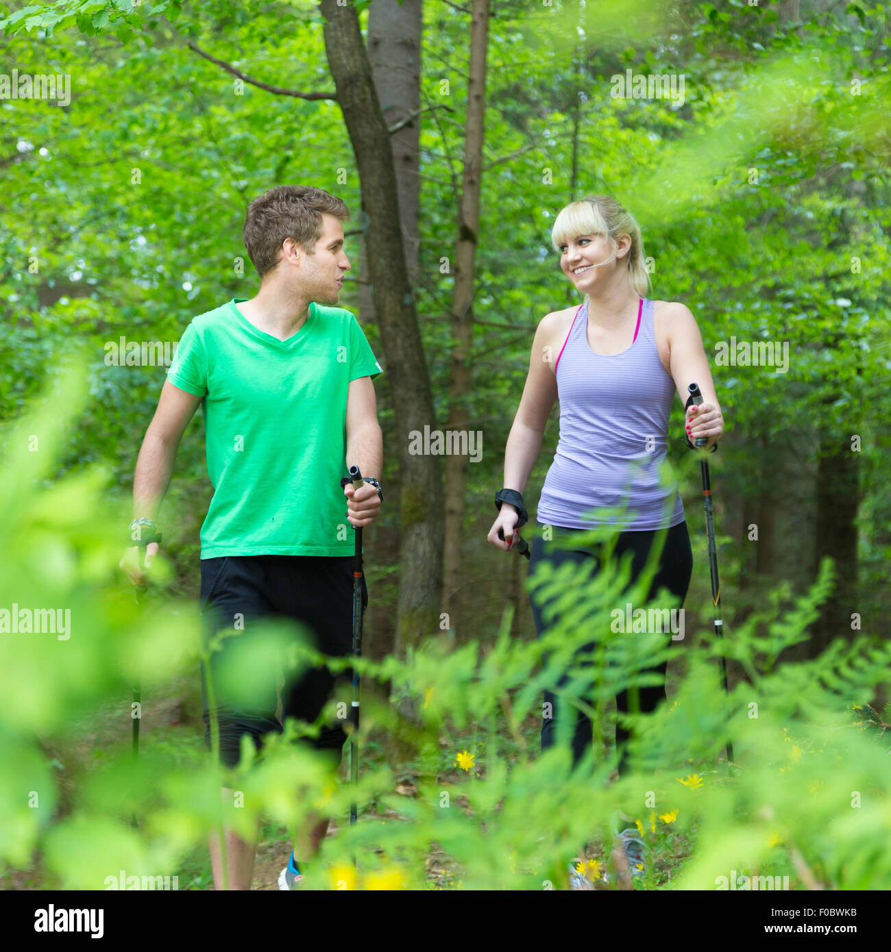 Menschen in der natur aktiv -Fotos und -Bildmaterial in hoher Auflösung ...