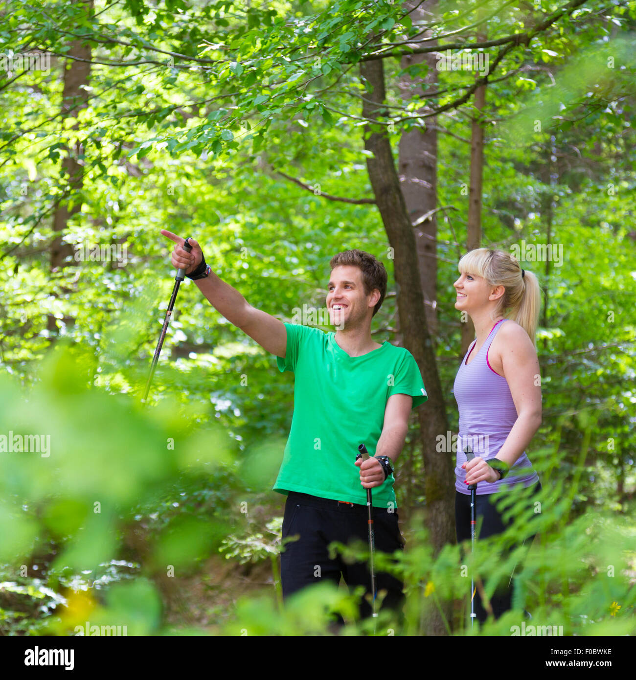 Menschen in der natur aktiv -Fotos und -Bildmaterial in hoher Auflösung ...
