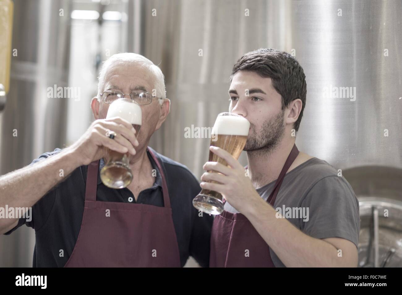 Zwei Brauereien trinken Bier in der Brauerei Stockfotografie - Alamy