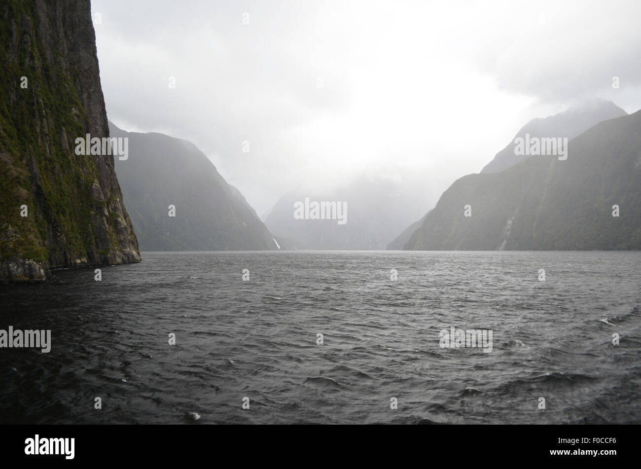 Dunkles meer -Fotos und -Bildmaterial in hoher Auflösung – Alamy