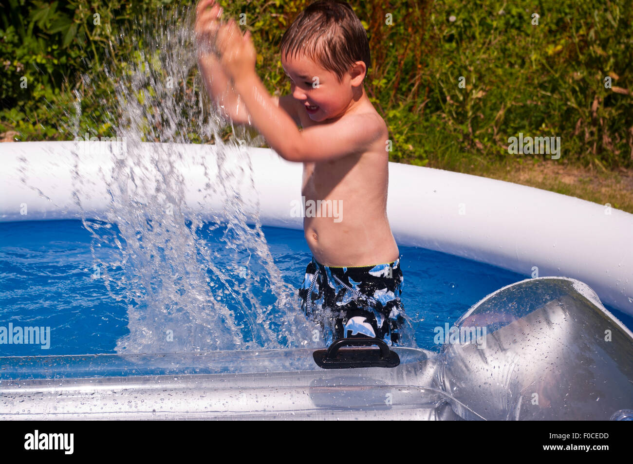 Junge in einem pool plantschen -Fotos und -Bildmaterial in hoher ...