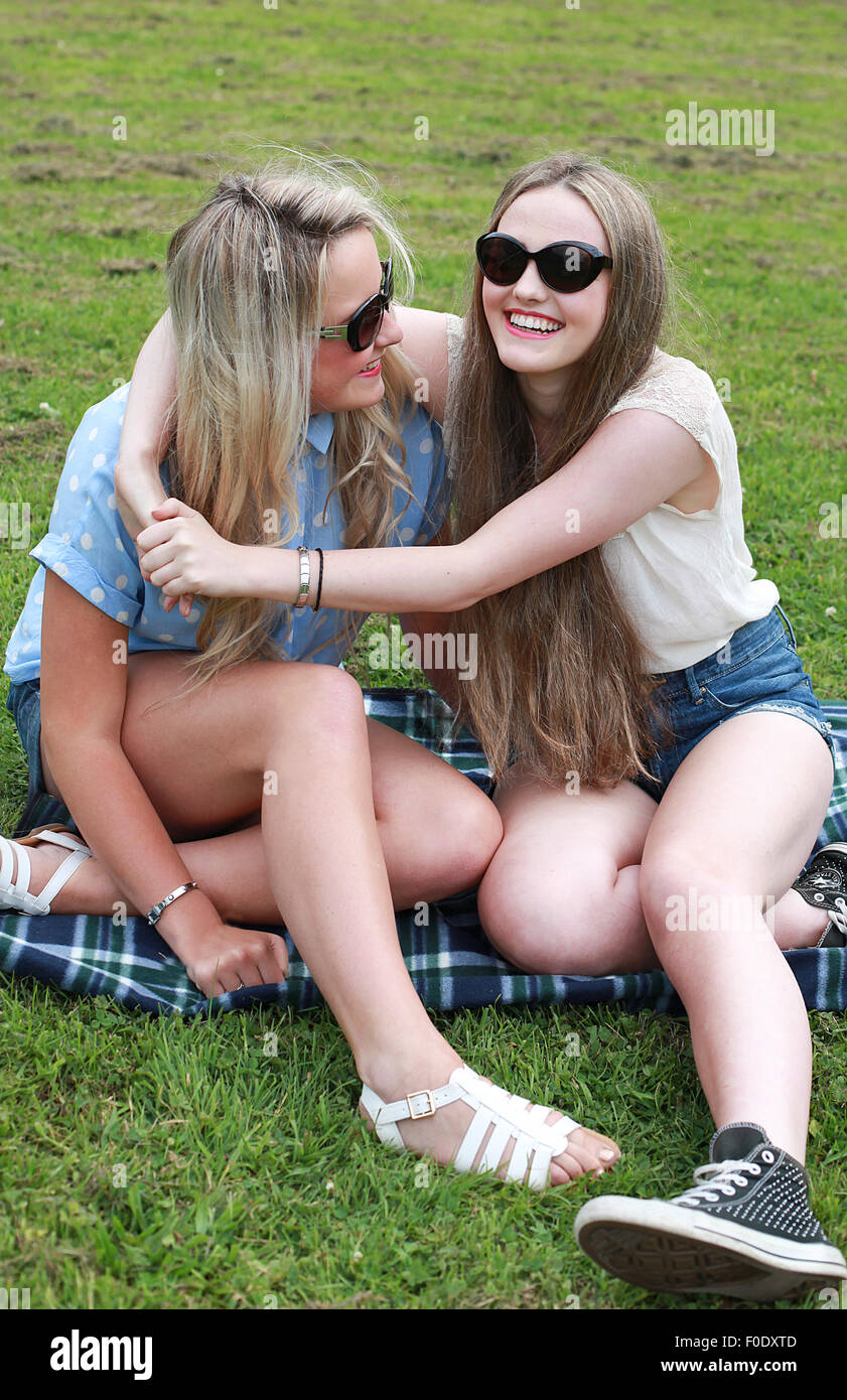Zwei Mädchen im Teenageralter sitzen auf dem Rasen im Sommer mal lachen ... Zwei Mädchen im Teenageralter sitzen auf dem Rasen im Sommer mal lachen ...
