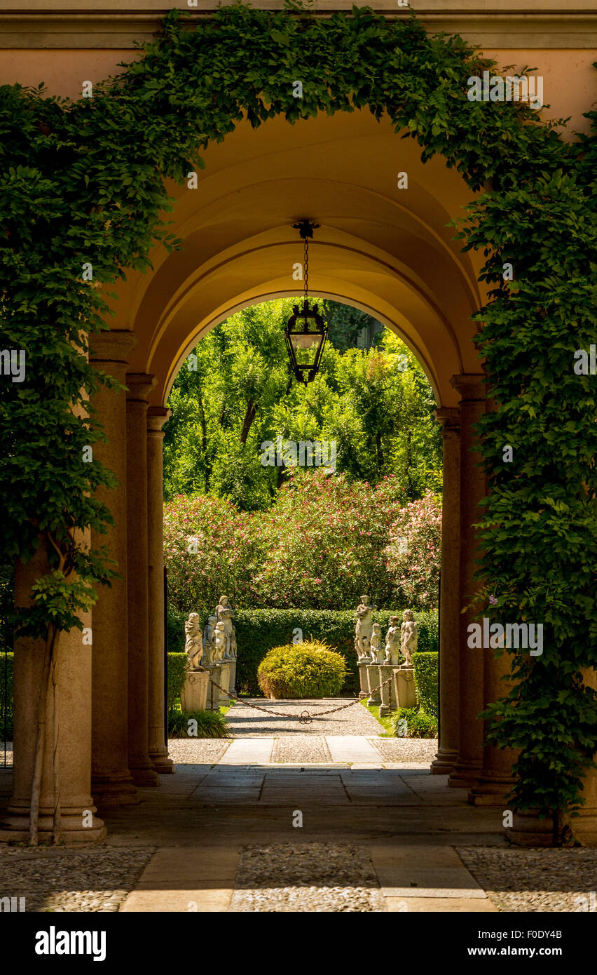 Hof torbogen -Fotos und -Bildmaterial in hoher Auflösung – Alamy