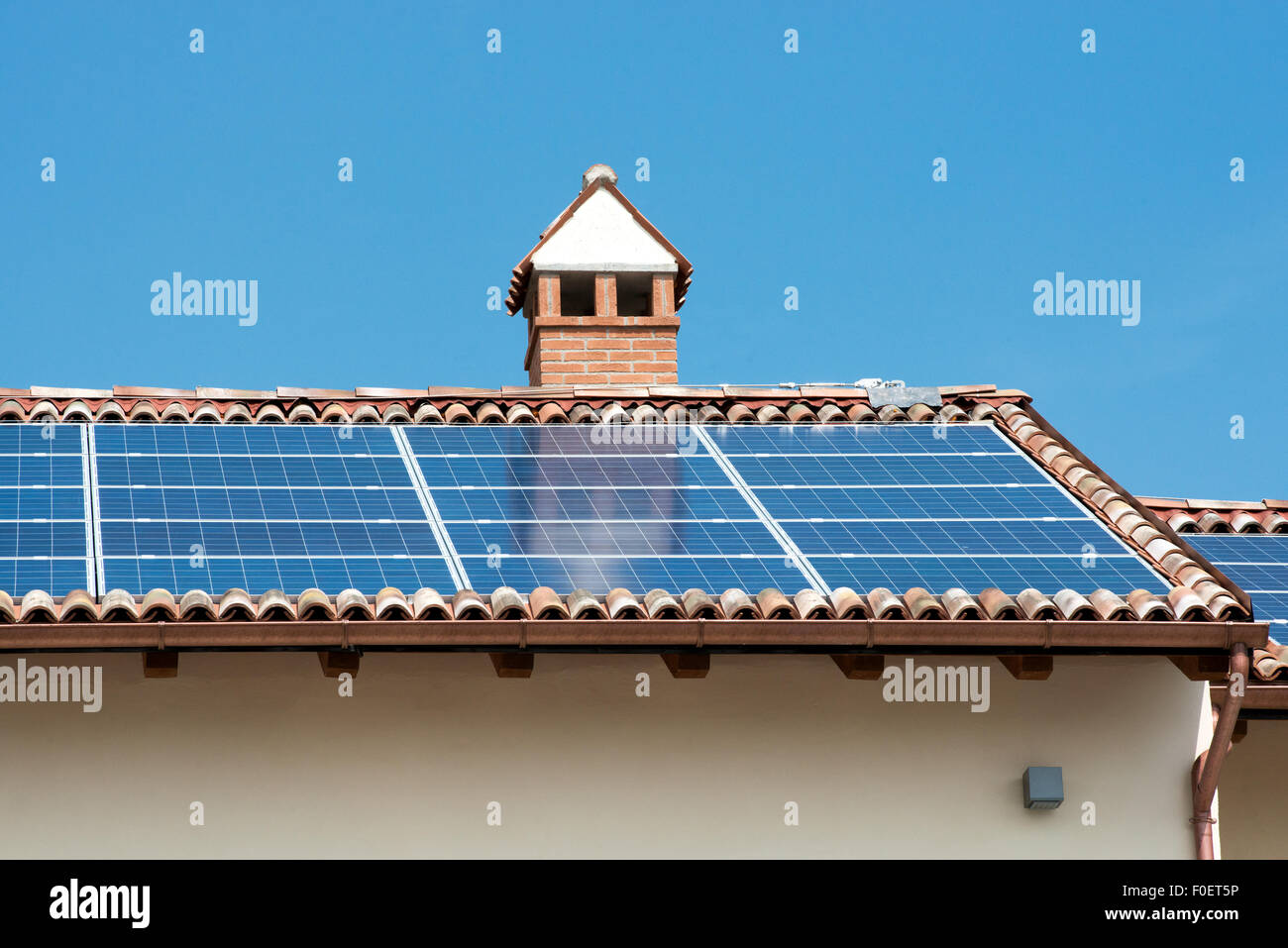 Photovoltaik solarzellenplatten -Fotos und -Bildmaterial in hoher ...