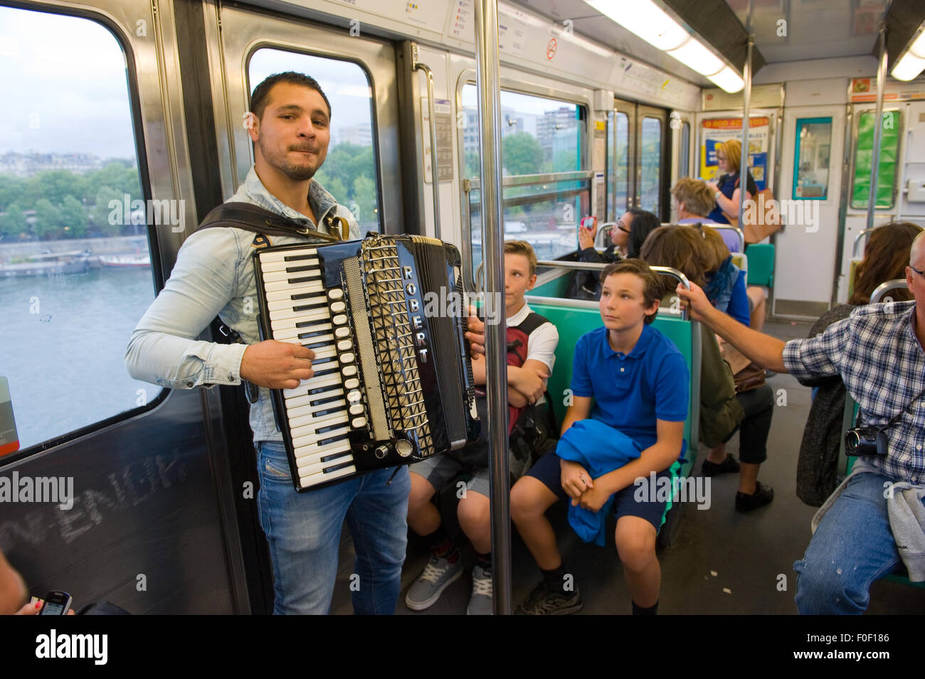 PARIS, Frankreich - 28. Juli 2015: Ein Musiker Akkordeon in der Metro ...