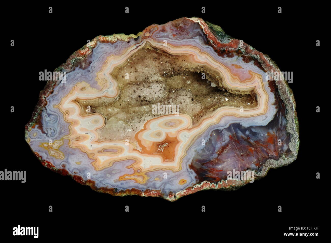 Achat, einen Querschnitt aus Achat Stein mit Geode auf einem schwarzen ...