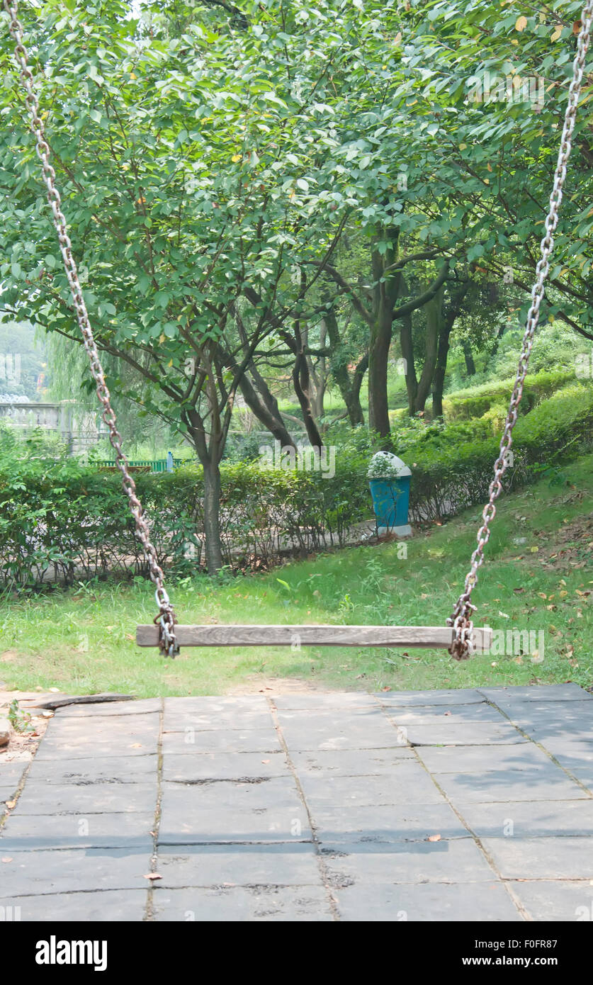 Baum garten schaukel -Fotos und -Bildmaterial in hoher Auflösung – Alamy