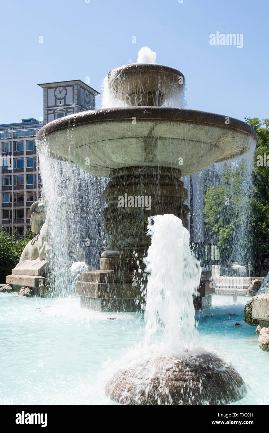 Der Wittelsbacher Brunnen am Lenbachplatz in München. Der Brunnen wurde ...