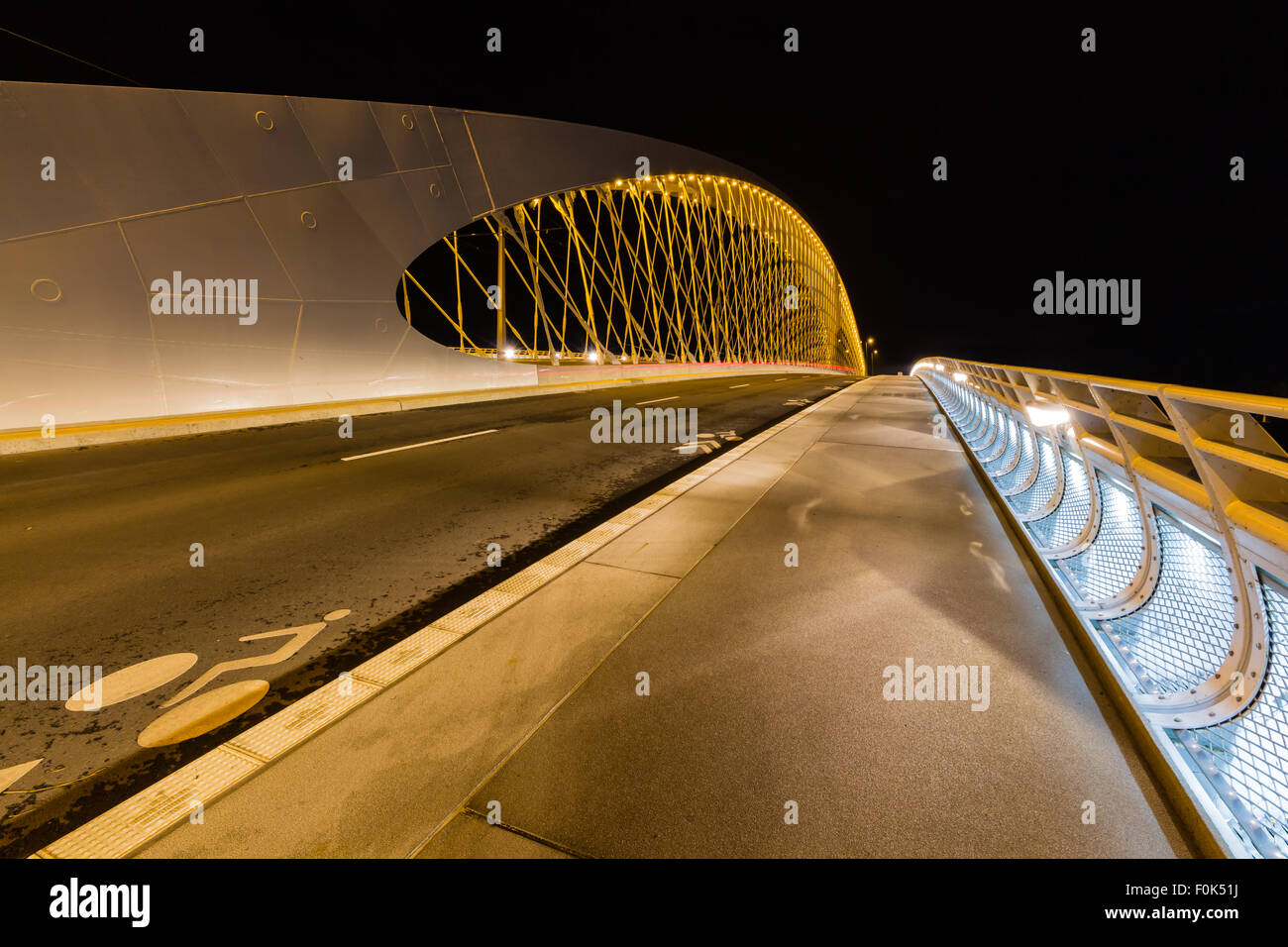 Nachtansicht der Troja Brücke vom Fluss Vltava, Trojsky Most, Prag ...
