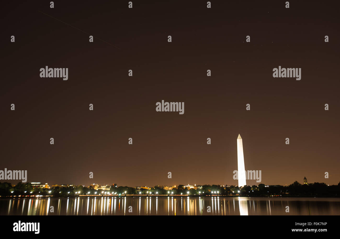 Die Internationale Raumstation (ISS) wird in einer 30-Sekunden-Aufnahme ...