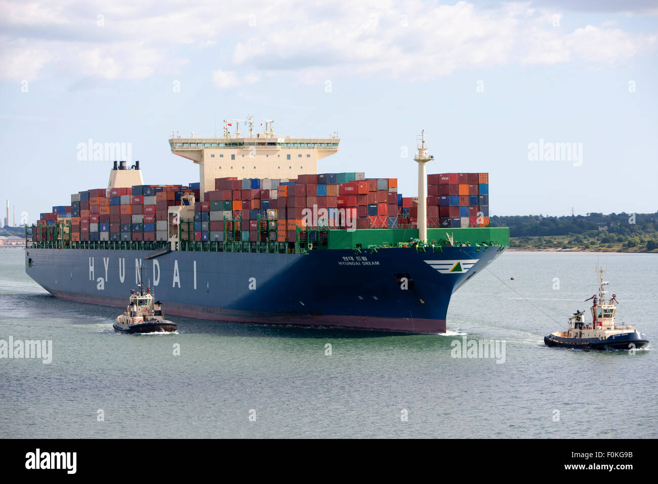 Hyundai-Traum-Container-Schiff in Southampton docks mit zwei Schlepper ...
