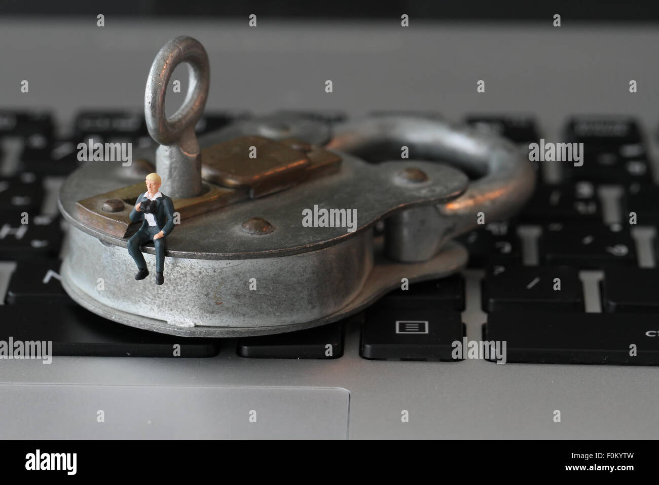 Internet Security Konzept alte Schloss und Schlüssel auf Laptop ...