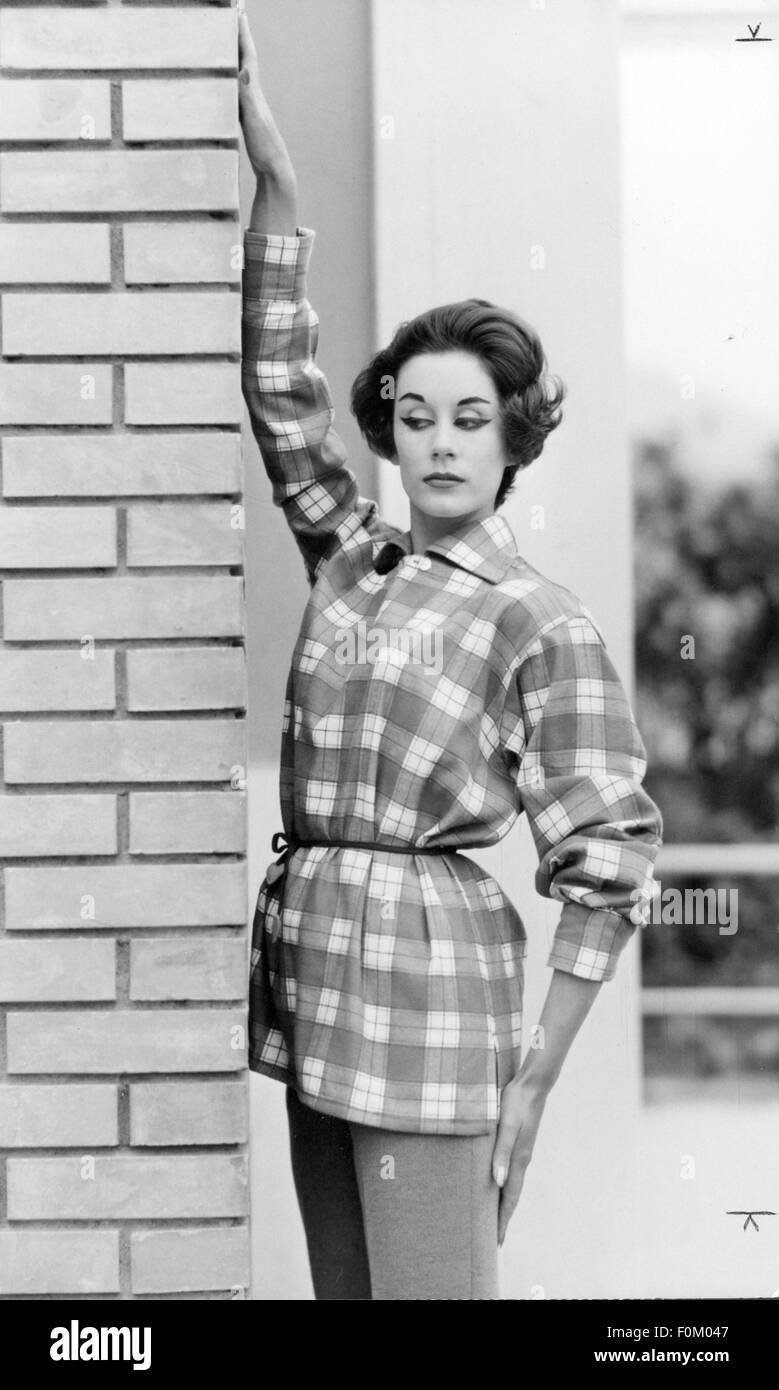 Mode, 50er Jahre, Frau in karierter Bluse, 1957, Additional-Rights ...