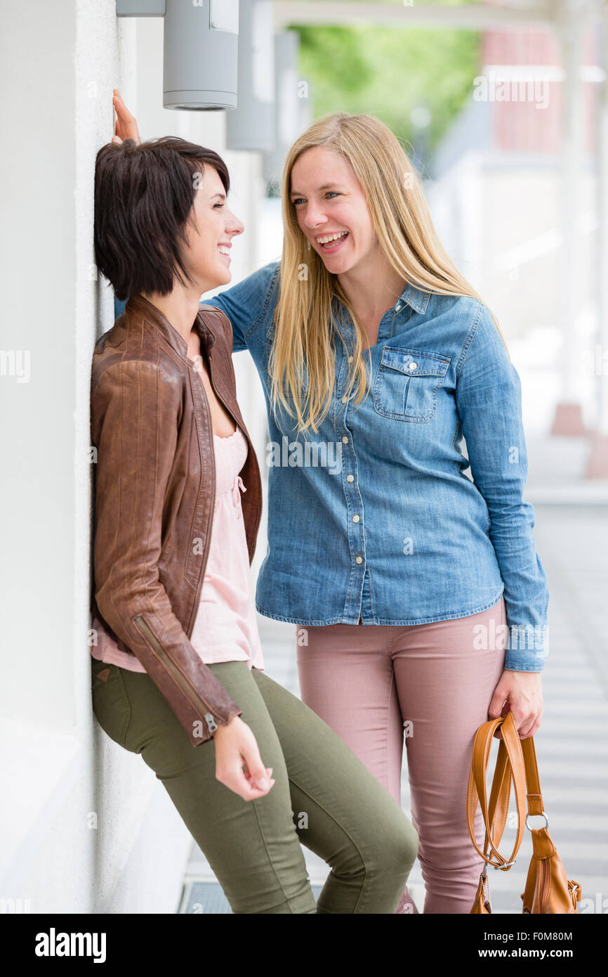 Zwei personen reden -Fotos und -Bildmaterial in hoher Auflösung – Alamy