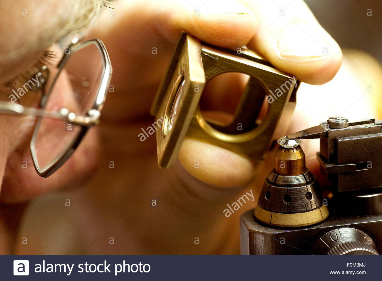 Diamond Cutting Stockfotos & Diamond Cutting Bilder - Alamy