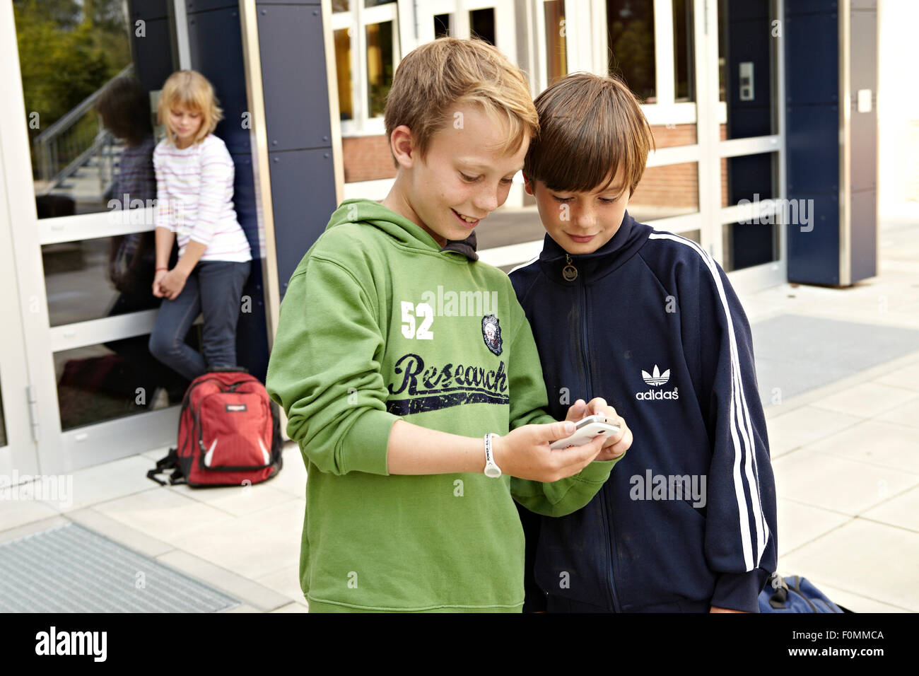 Mobbing girls -Fotos und -Bildmaterial in hoher Auflösung – Alamy