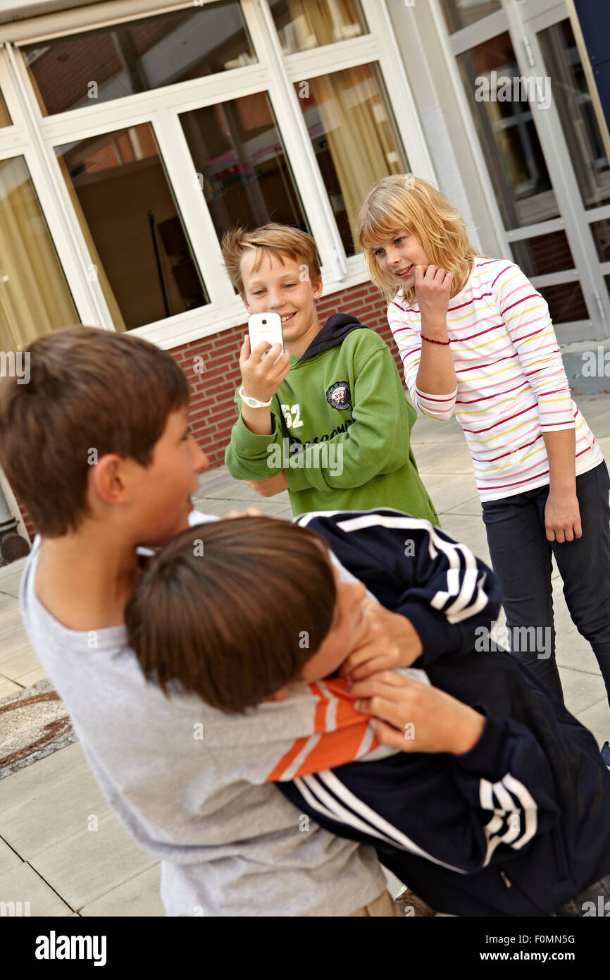 Mobbing Girls Stockfotos und -bilder Kaufen - Alamy