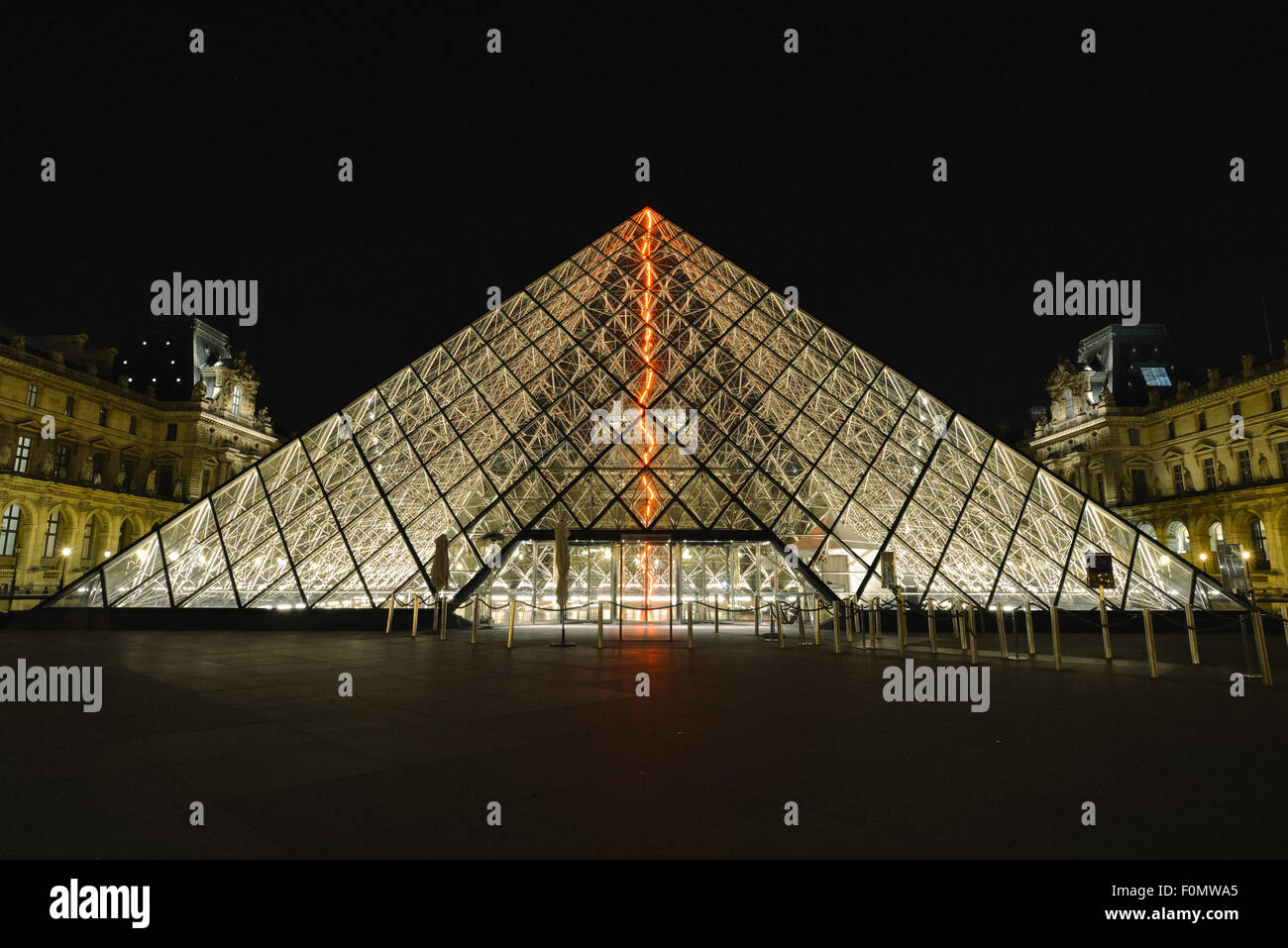 Louvre museum illuminated glass pyramid -Fotos und -Bildmaterial in ...