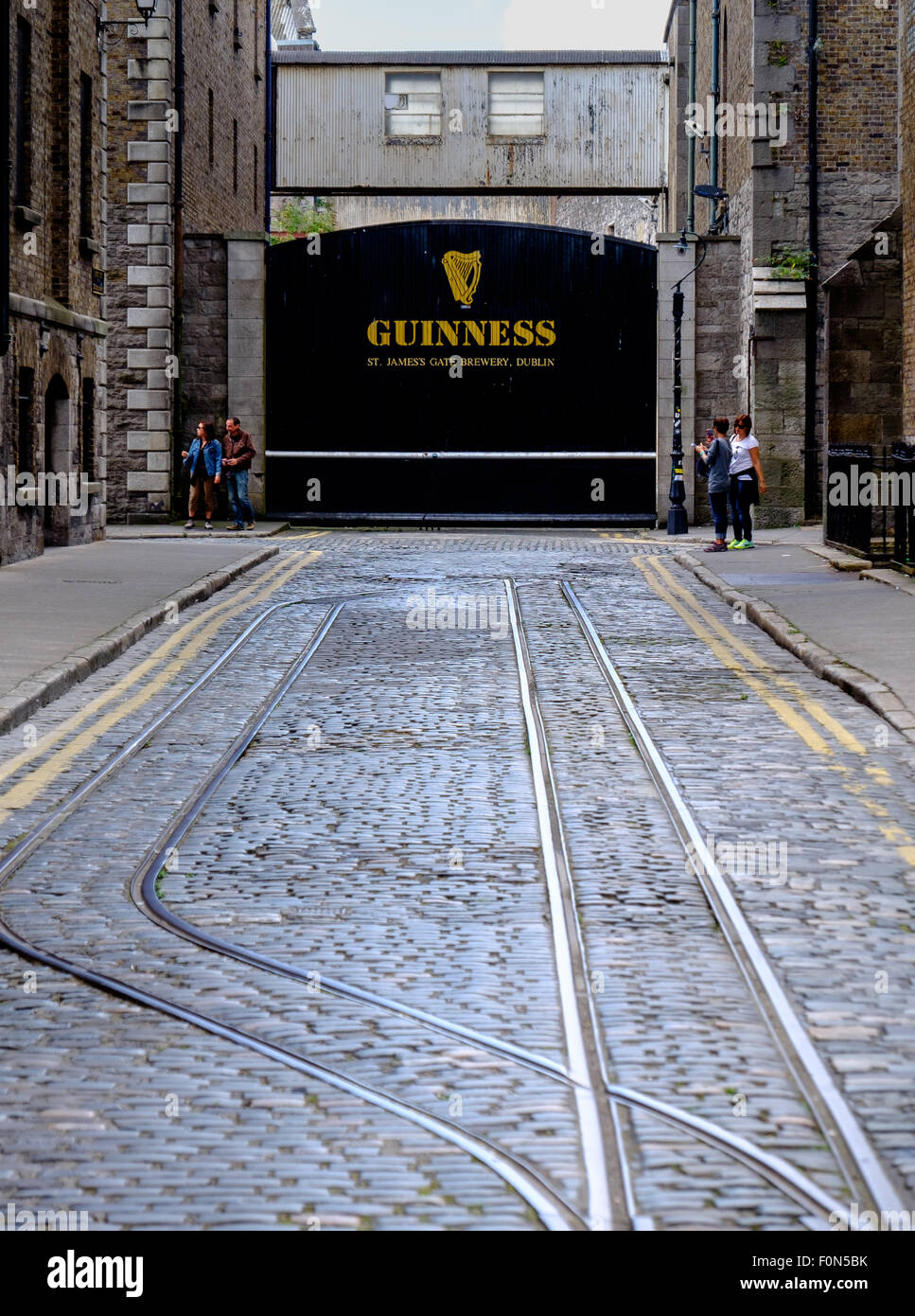Dublin, Irland. 18. August 2015. Berühmte Tor mit Guinness Zeichen und ...