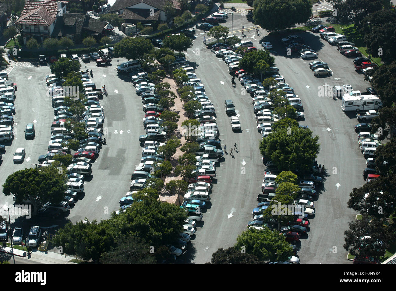 Full car park aerial view -Fotos und -Bildmaterial in hoher Auflösung ...