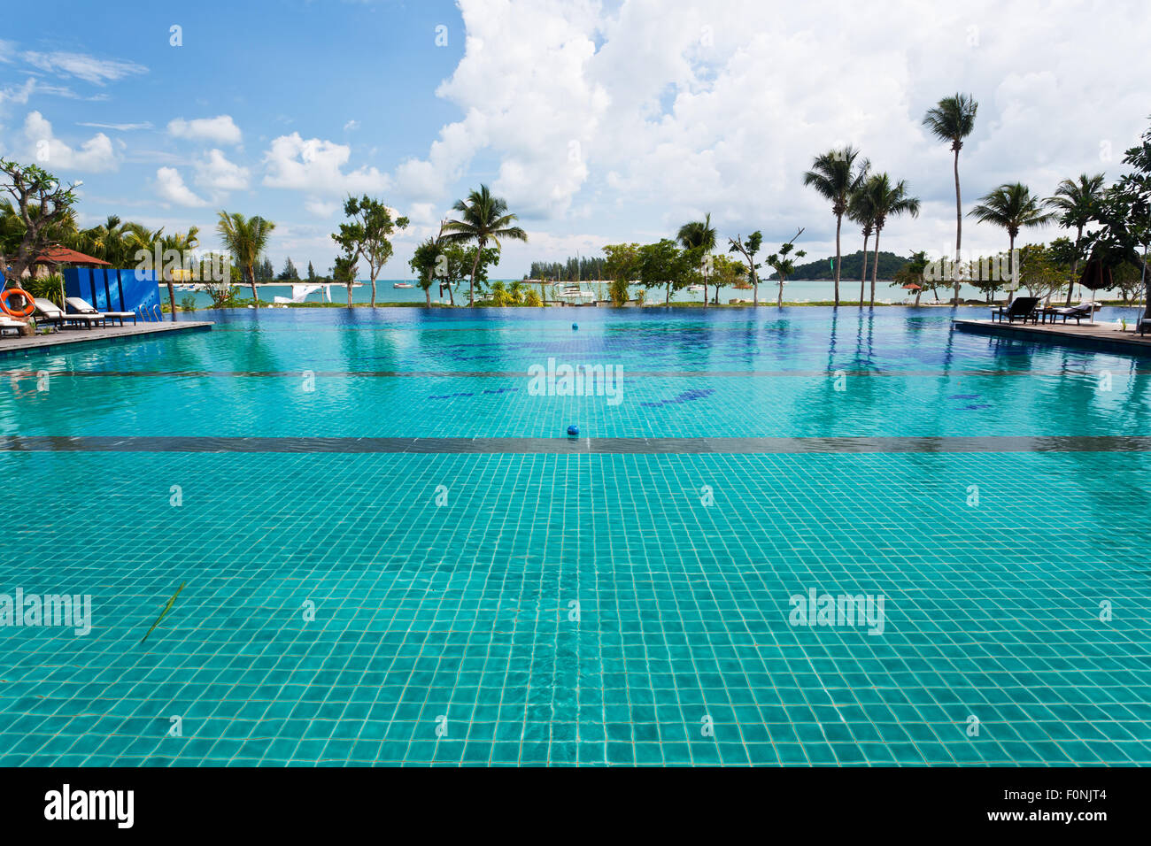 Der strand und das schwimmbad im luxushotel -Fotos und -Bildmaterial in ...