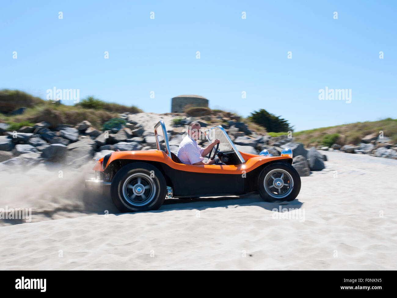Strandbuggy an einem Sandstrand. VW Käfer Basis Dune Buggy Auto ...
