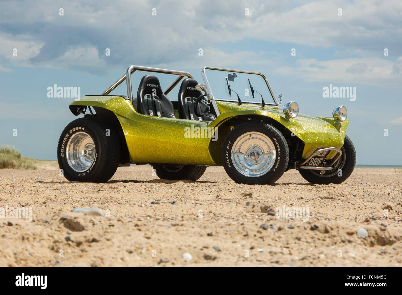 Strandbuggy an einem Sandstrand. VW Käfer Basis Dune Buggy Auto ...