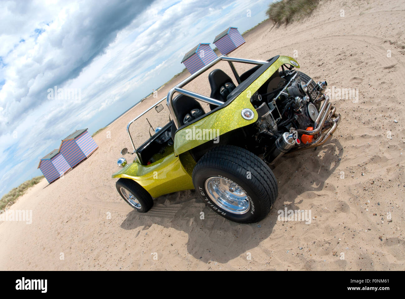Strandbuggy an einem Sandstrand. VW Käfer Basis Dune Buggy Auto ...