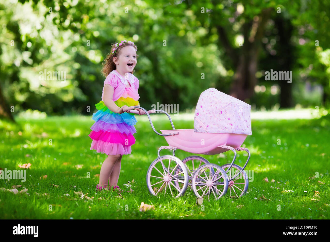 Spielzeug im kinderbett -Fotos und -Bildmaterial in hoher Auflösung – Alamy