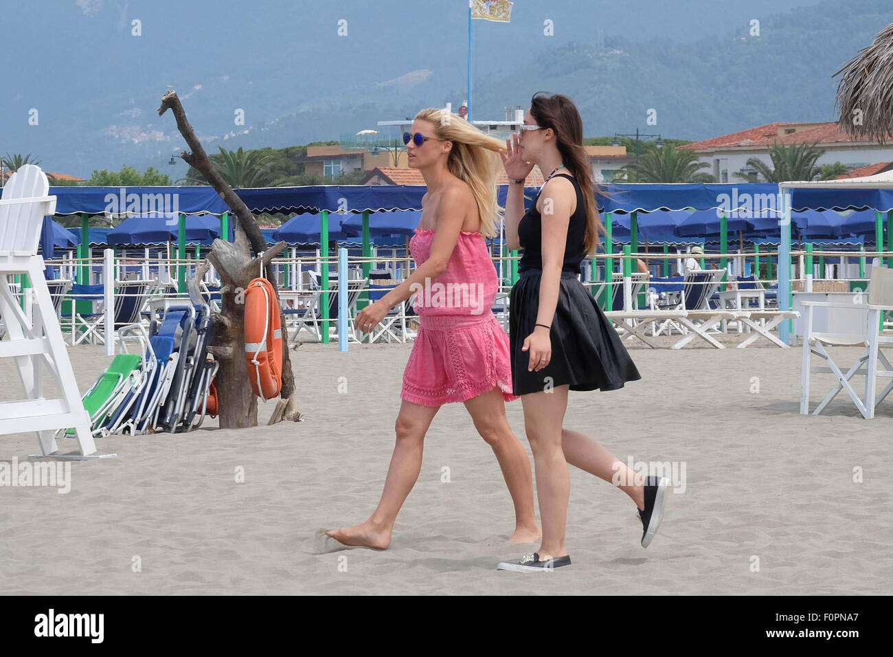Michelle Hunziker verbringen Zeit am Strand mit ihrer Tochter Aurora ... Michelle Hunziker verbringen Zeit am Strand mit ihrer Tochter Aurora ...