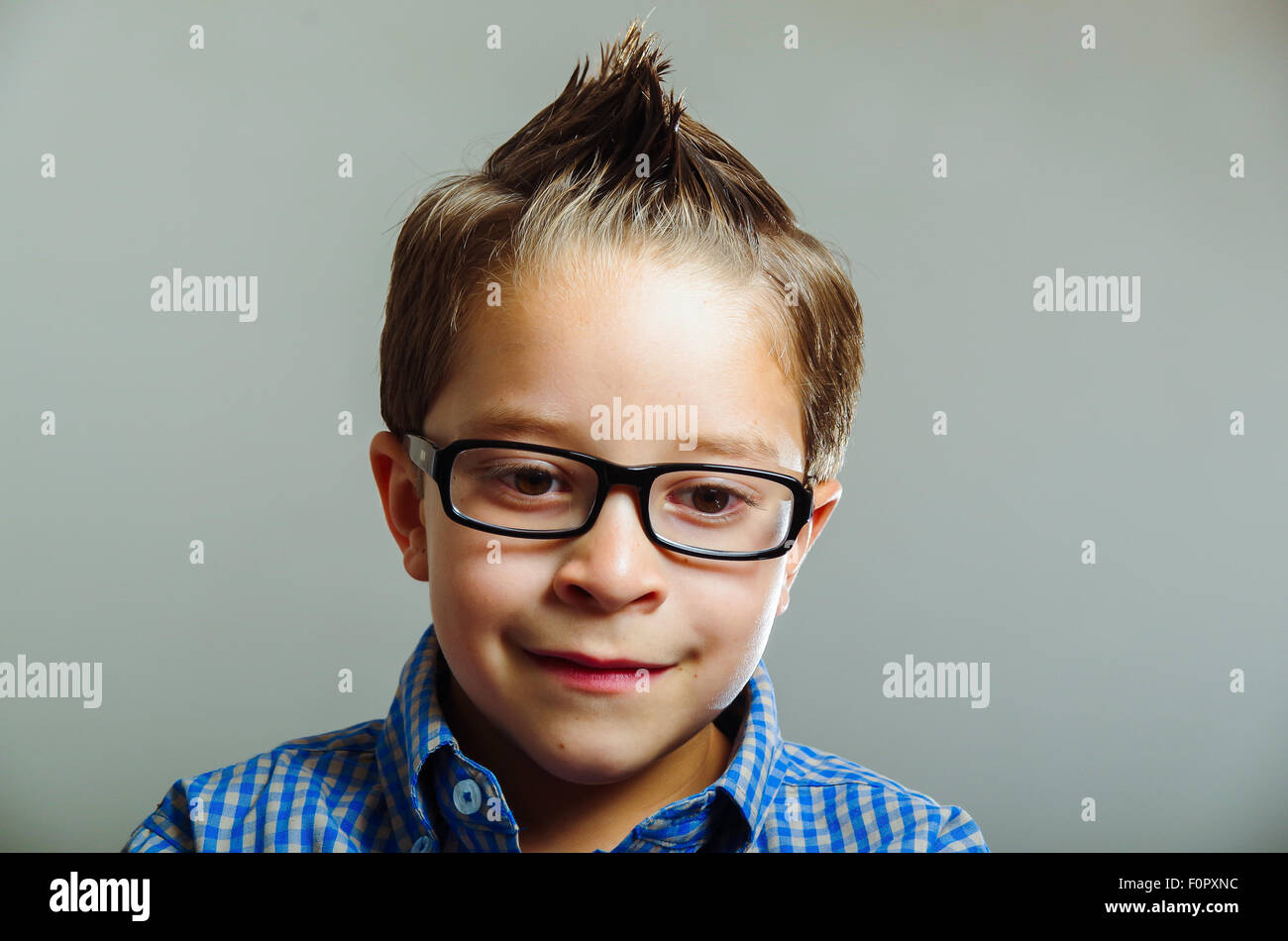 Boy wearing glasses -Fotos und -Bildmaterial in hoher Auflösung – Alamy