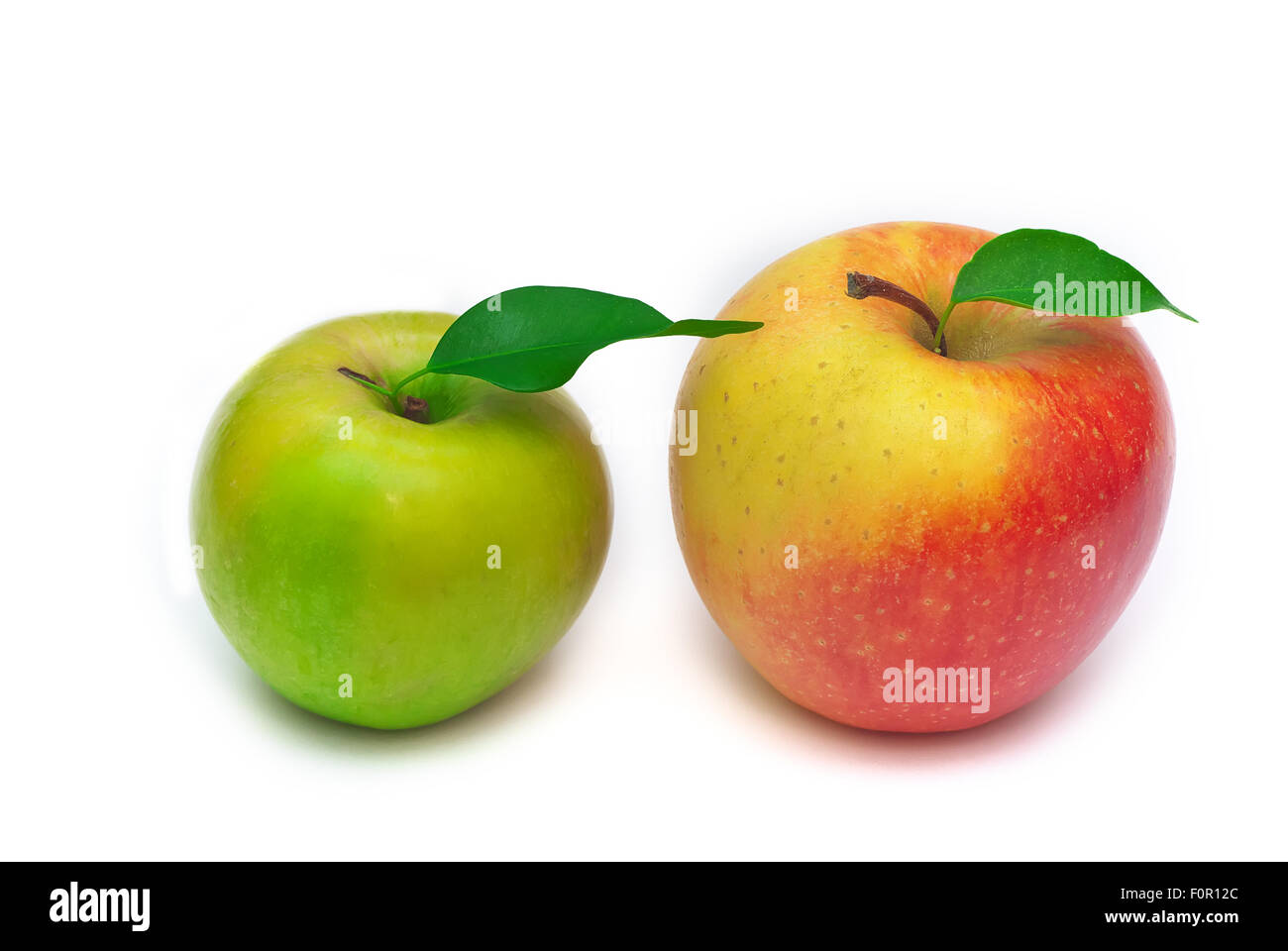 Red delicious apple with leaf -Fotos und -Bildmaterial in hoher ...